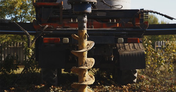 A Complete Guide to Solid Stem vs. Hollow Stem Augers